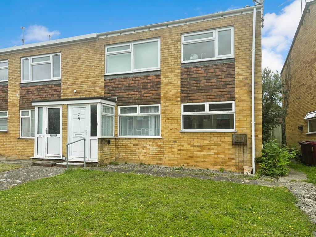 Lower Elmstone Drive, Tilehurst... 2 bed maisonette - £1,200 pcm (£277 pw)