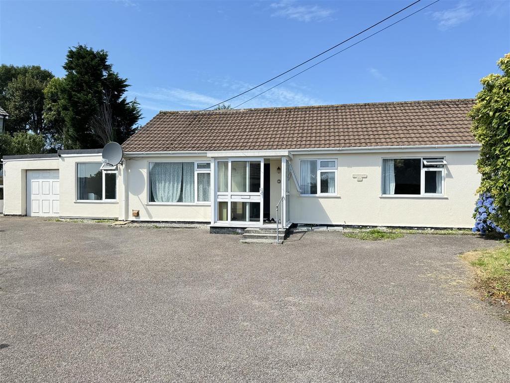 43 Menear Road St Austell Cornwall 3 bed semi-detached bungalow - £280,000