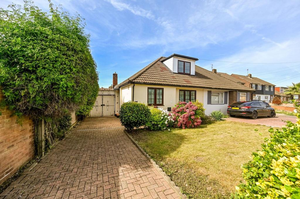 The Gardens, Feltham, TW14 3 bed bungalow - £600,000