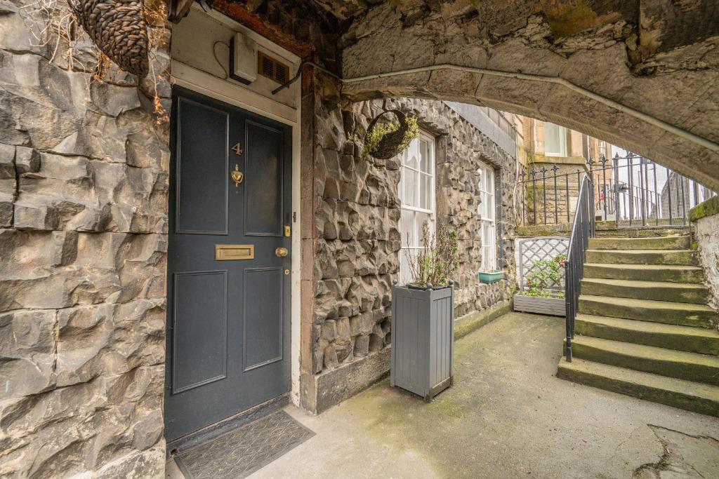 Pilrig Street, Leith Walk, Edinburgh... 2 bed flat - £1,600 pcm (£369 pw)