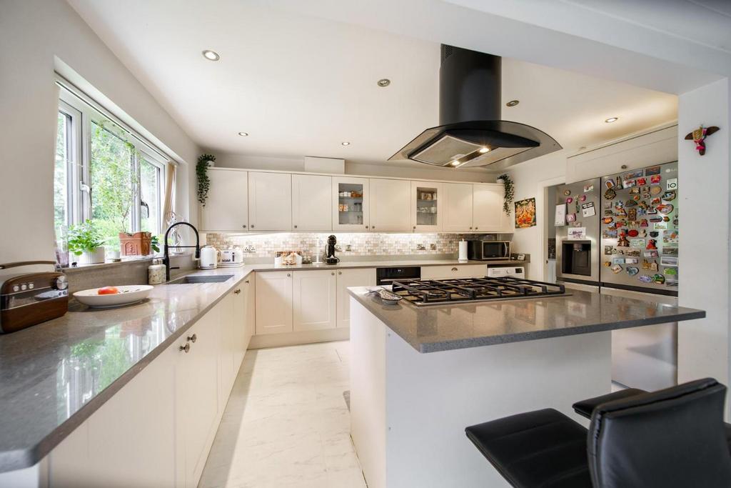 Meadow Walk, Leeds LS7 4 bed detached house for sale - £550,000