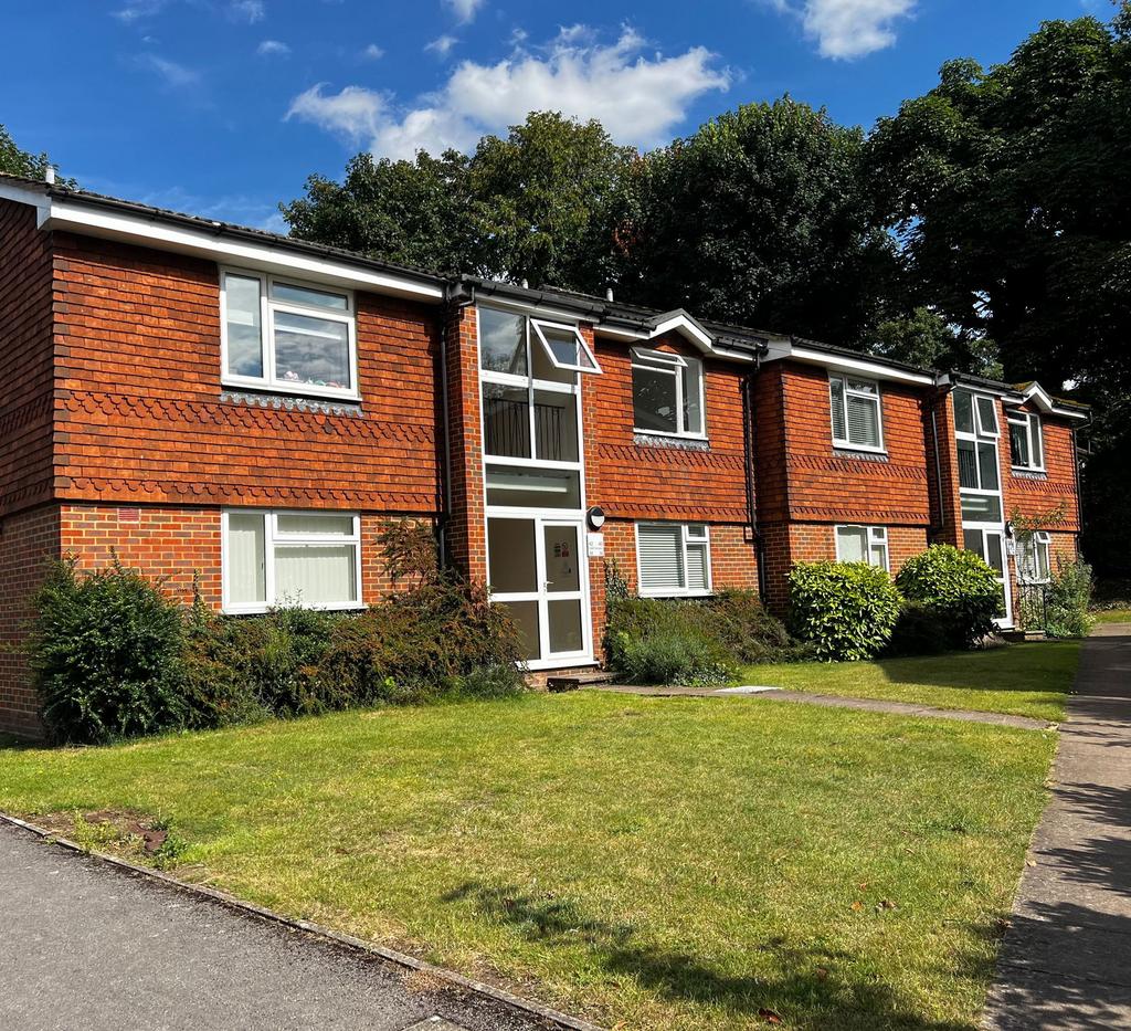 Griffin Way, Leatherhead KT23 1 bed flat - £219,950