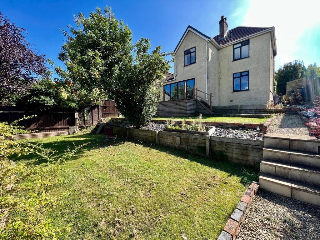 Uley Road, Dursley 3 bed detached house - £365,000