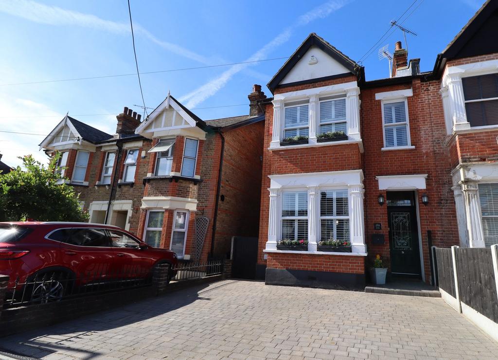 Victoria Road, Rayleigh, SS6 4 bed semi-detached house for sale - £650,000
