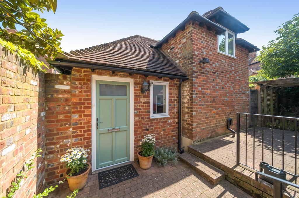 Mint Street, Surrey GU7 2 bed link detached house - £475,000