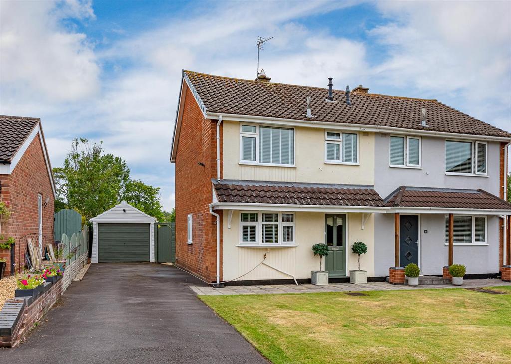10 Southgate, Brewood, ST19 9JG 3 bed semi-detached house - £325,000