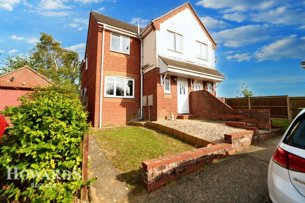 St Lawrence Close, Beccles 3 bed semi-detached house - £280,000