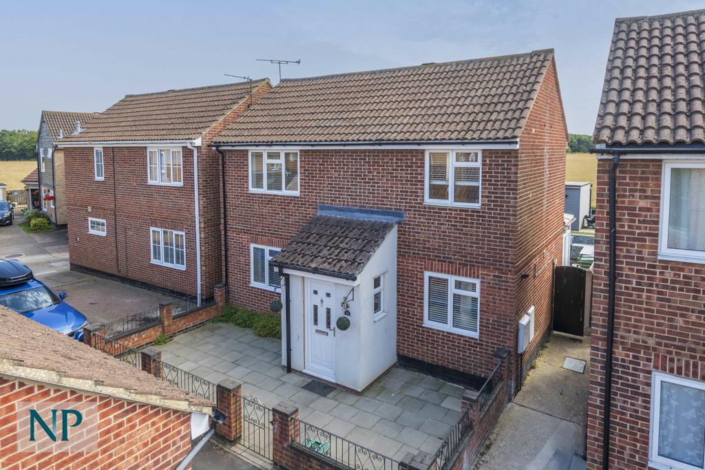 Hunt Road, Colchester CO6 3 bed detached house - £320,000