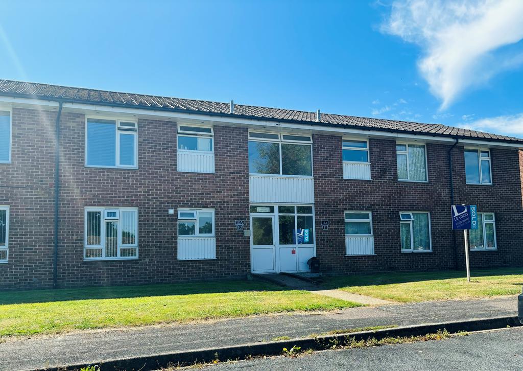Simmons Close, Hedge End, SO30 2 bed apartment - £1,100 pcm (£254 pw)