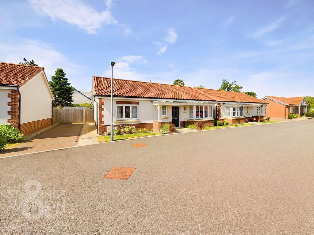 Sutton Drive, Sutton Gardens, NR18 2 bed detached bungalow - £425,000