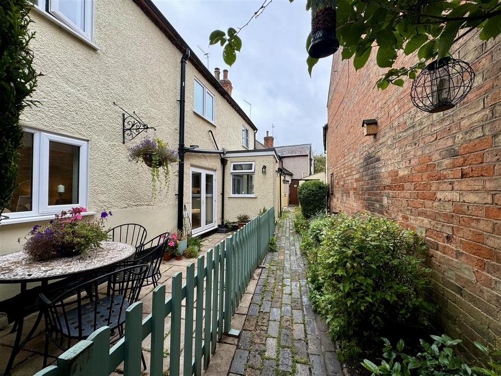 Broad Street, Brinklow, Rugby 2 bed character property for sale - £260,000