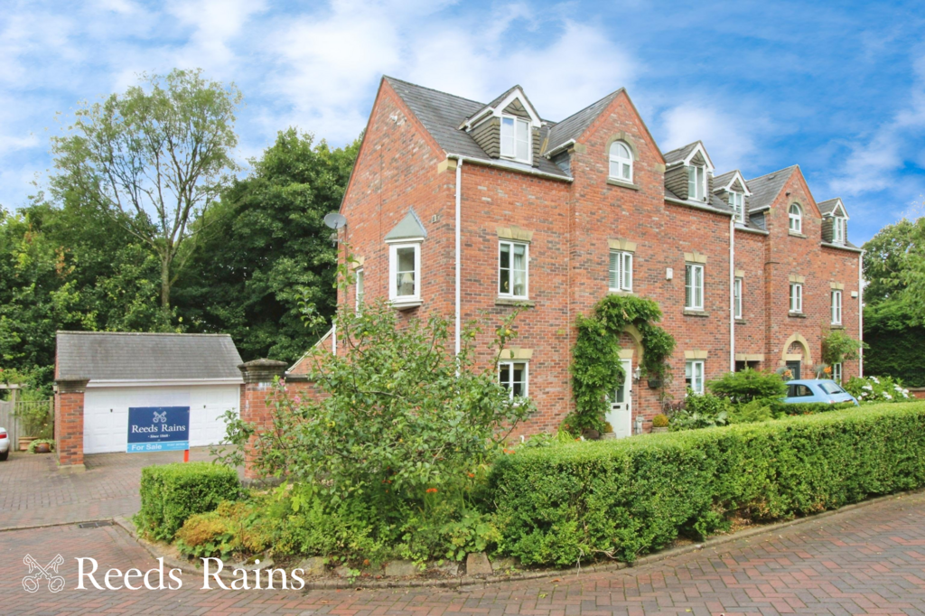 Rufford Close, Lancashire PR7 4 bed semi-detached house for sale - £450,000