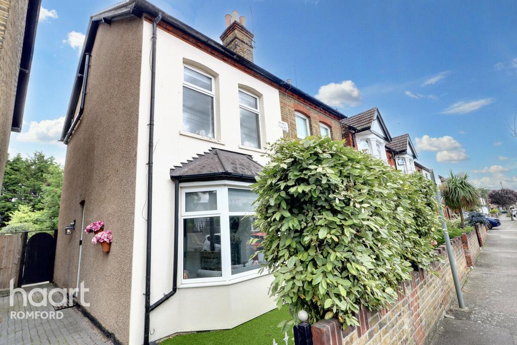 Vine Street, Romford, RM7 7LH 4 bed semi-detached house - £500,000