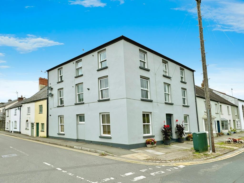 Maryport Street, Usk NP15 3 bed flat - £270,000