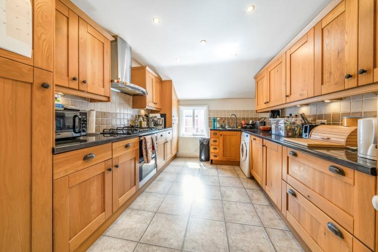 Drakefield Road London SW17 2 bed apartment - £2,250 pcm (£519 pw)