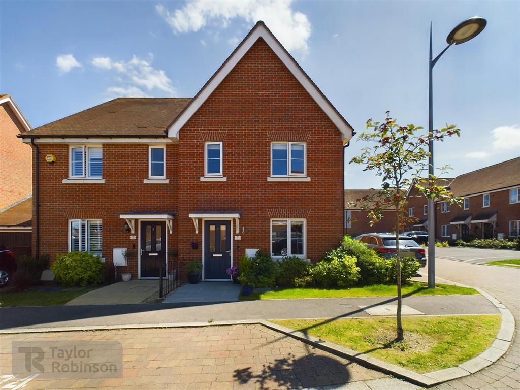 Arun Valley Way, Faygate, Horsham 3 bed house - £445,000