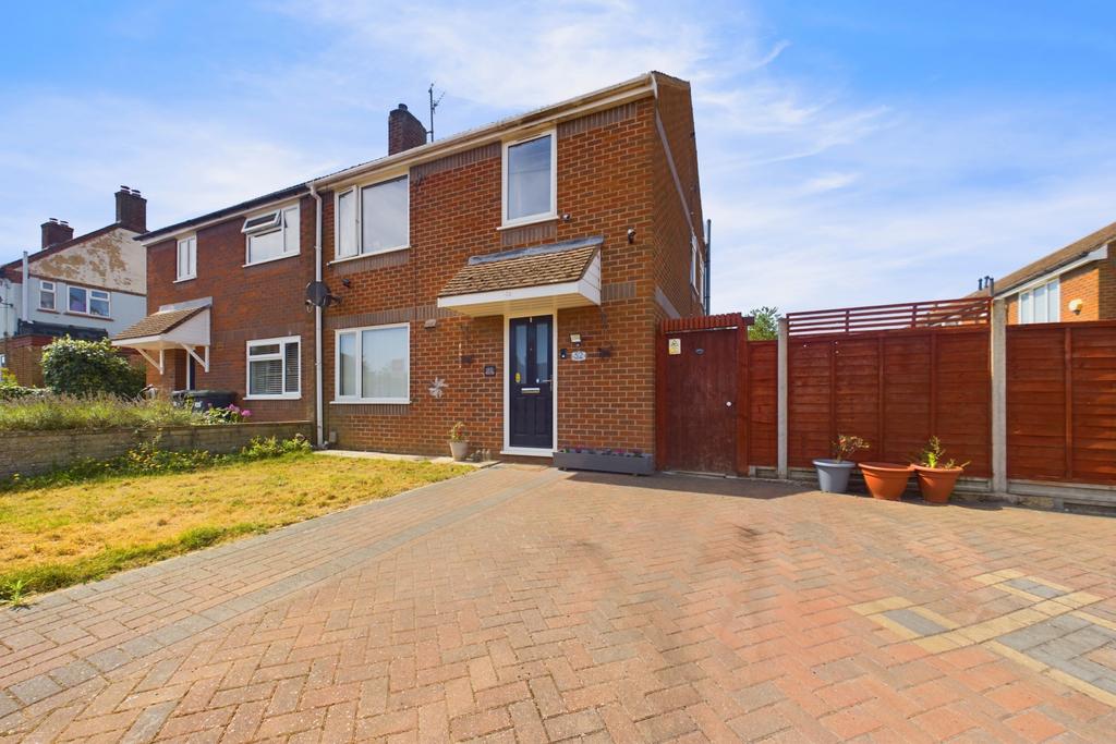 Laburnham Road, Bedfordshire SG18 3 bed semi-detached house - £325,000