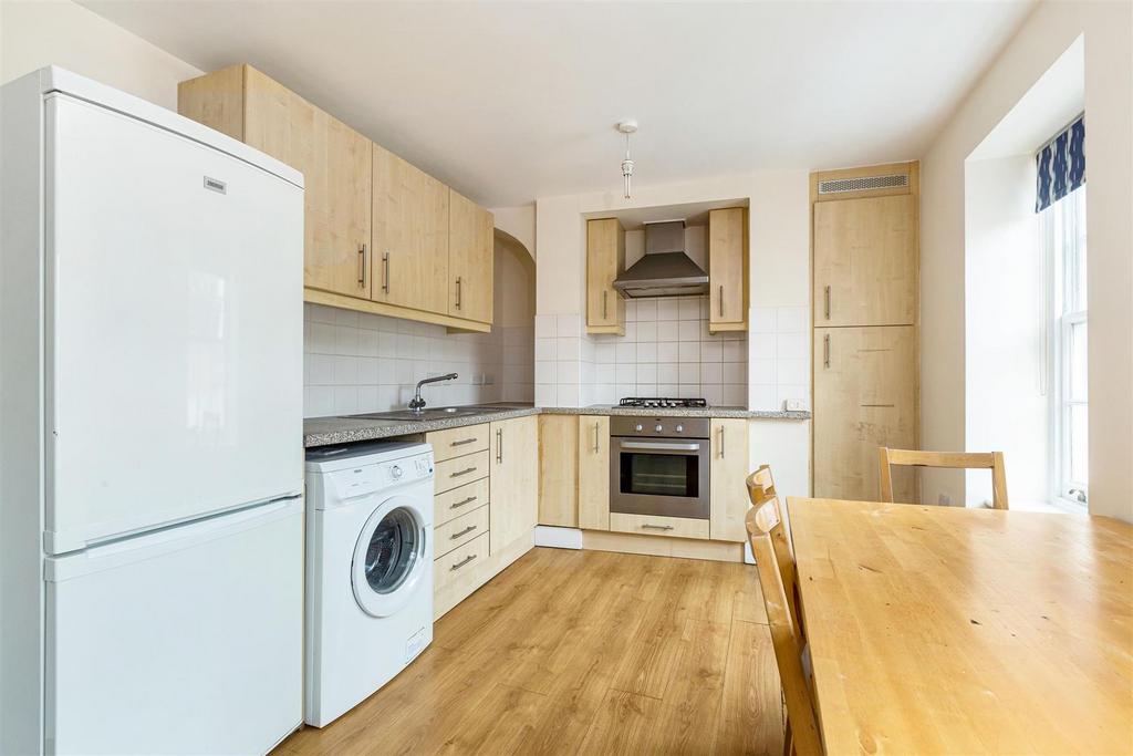Roehampton High Street, Roehampton SW15 2 bed flat - £1,700 pcm (£392 pw)