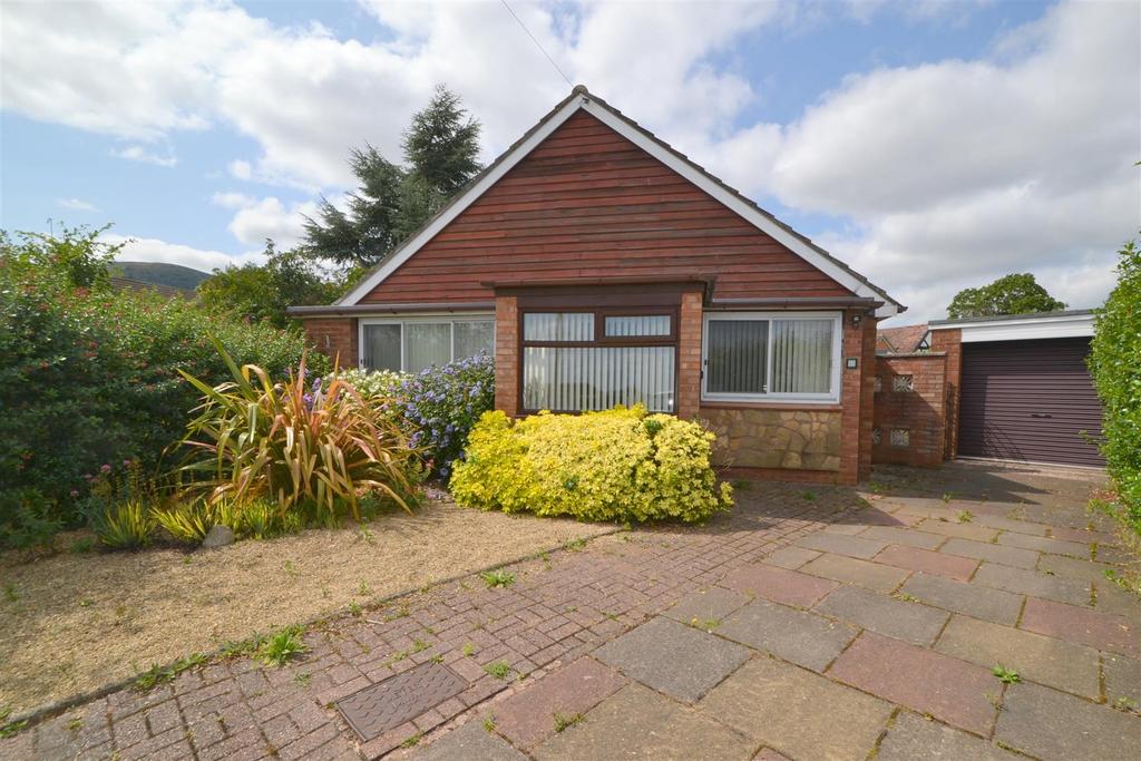 Cedar Avenue, Malvern 2 bed detached bungalow - £375,000