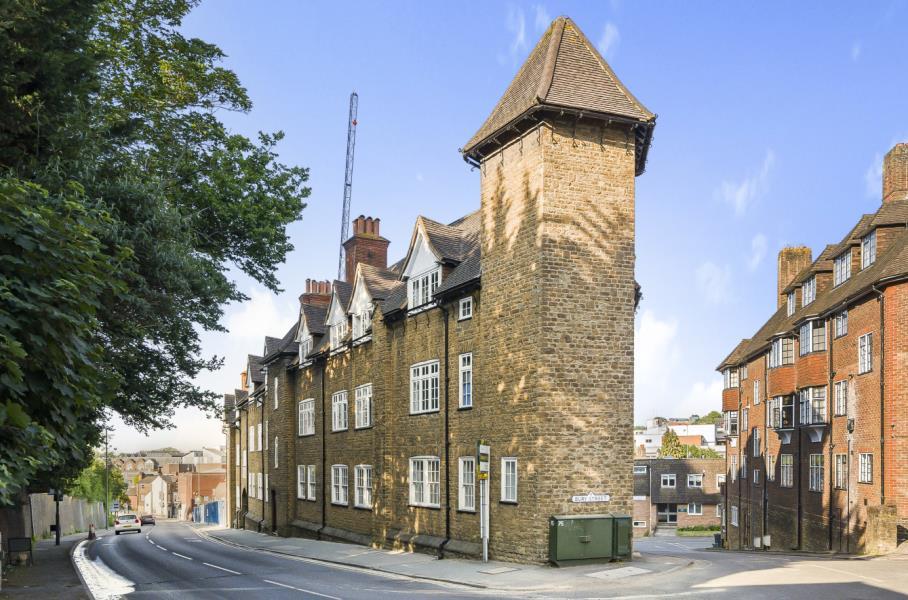 Wycliffe Buildings, Guildford GU2 2 bed apartment - £1,595 pcm (£368 pw)