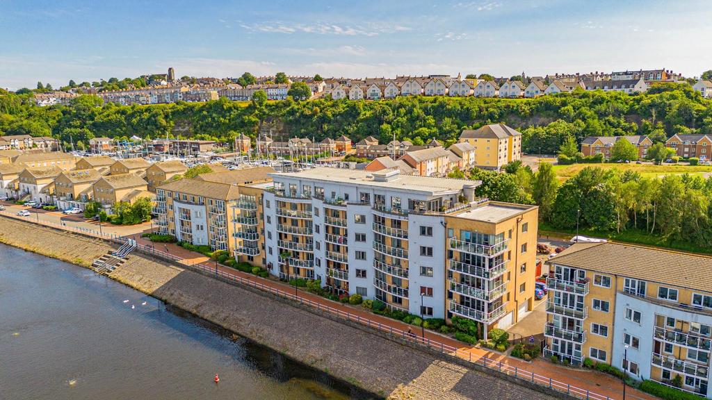 Marconi Avenue, Penarth Marina CF64 2 bed apartment - £375,000