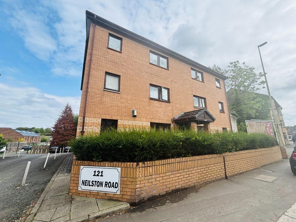 Neilston Road, Paisley, Renfrewshire... 2 bed flat - £795 pcm (£183 pw)