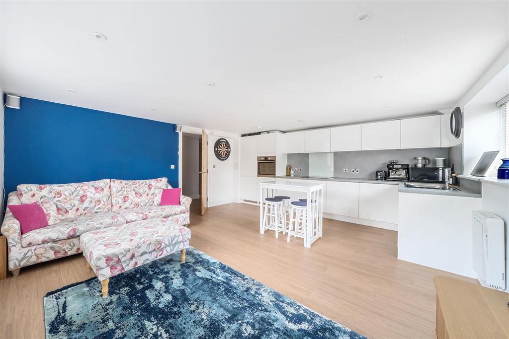 Pemberton Road, East Molesey KT8 2 bed apartment - £390,000