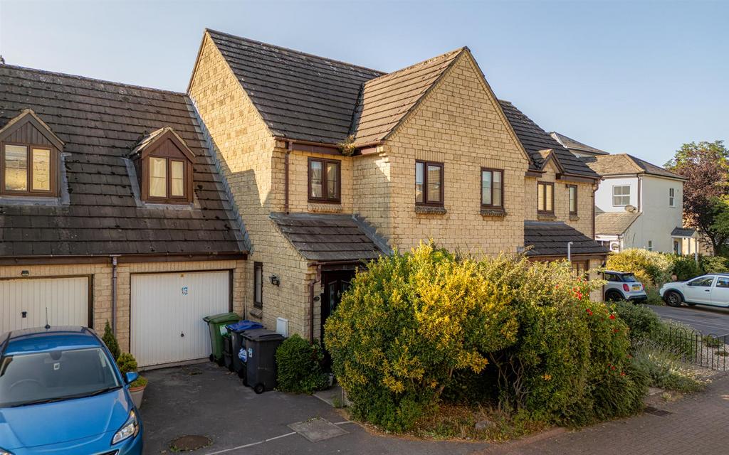 Spa Court, Melksham SN12 3 bed terraced house - £265,000