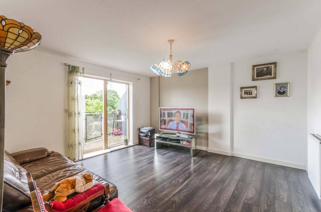 Clock View Crescent, Islington... 3 bed flat - £4,000 pcm (£923 pw)