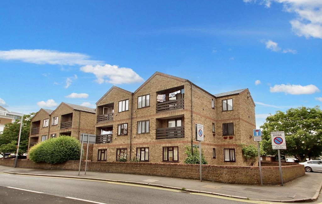 Hows Road, Uxbridge, UB8 1 bed apartment - £245,000