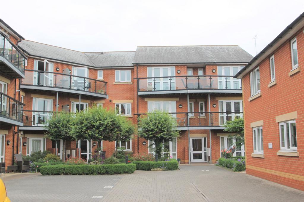 Priory Avenue, Taunton TA1 2 bed apartment - £1,275 pcm (£294 pw)