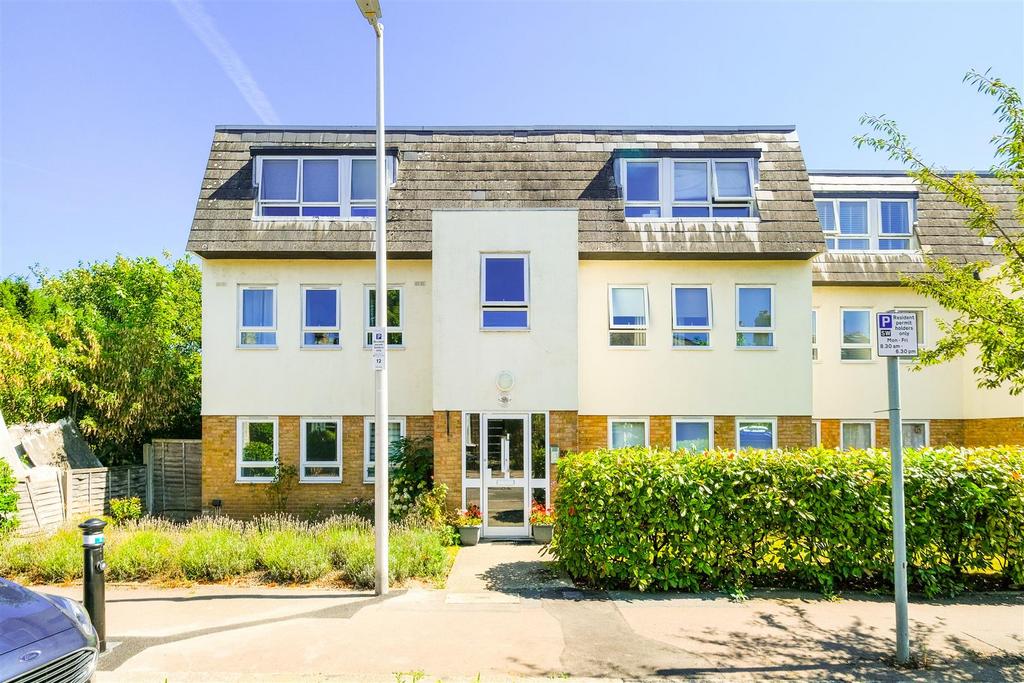 Cleveland Road, South Woodford, E18 2 bed apartment - £1,700 pcm (£392 pw)