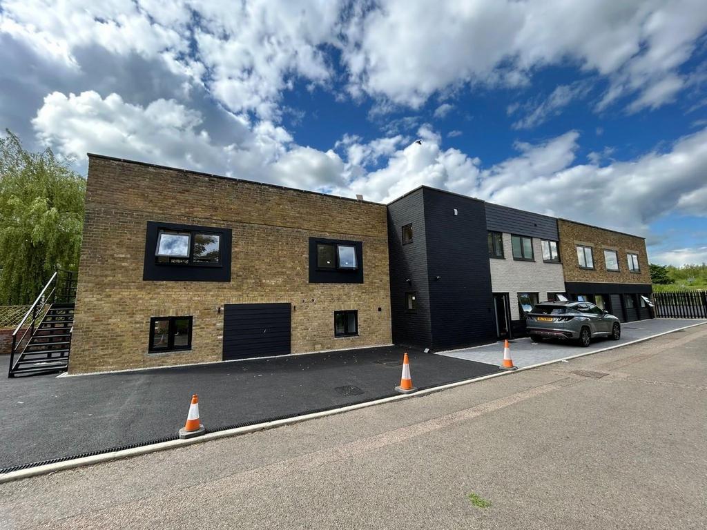 Mill Lane, Hertford SG14 Property to rent - £3,000 pcm (£692 pw)