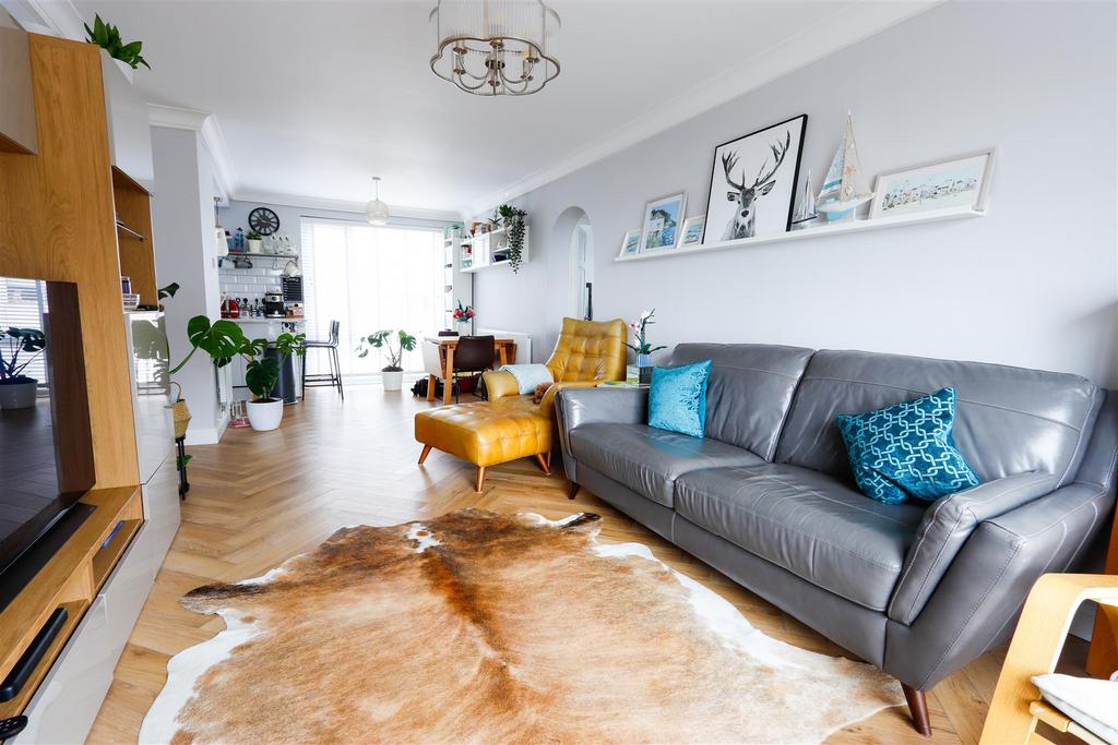 Sea Point, Barry 2 bed apartment - £175,000