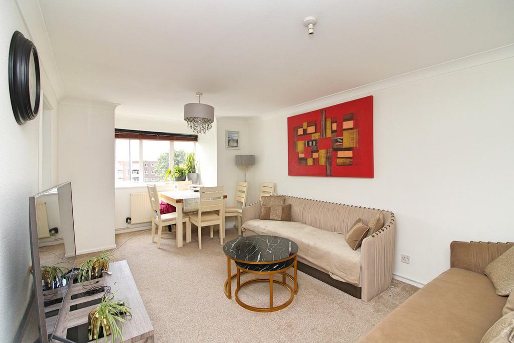 Stevens Court, Ingram Crescent, Hove 2 bed apartment for sale - £250,000
