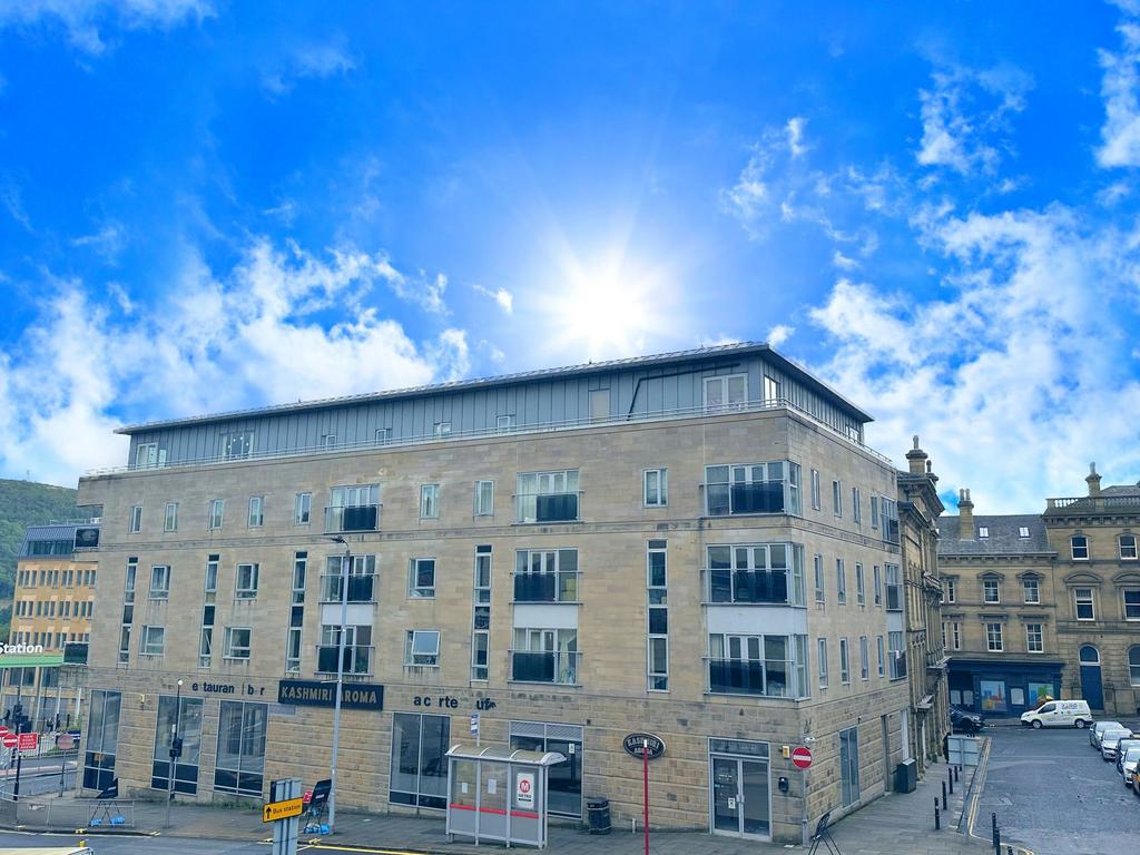 Town Hall Street East, Halifax HX1 2 bed apartment - £65,000