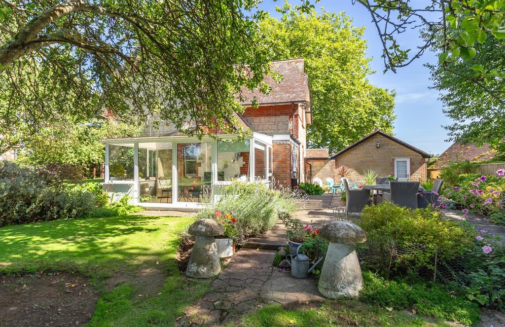 Alverstone, Isle of Wight 4 bed detached house for sale - £685,000
