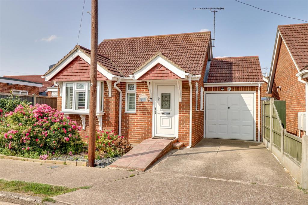 Sprundel Avenue, Canvey Island SS8 1 bed detached bungalow - £260,000