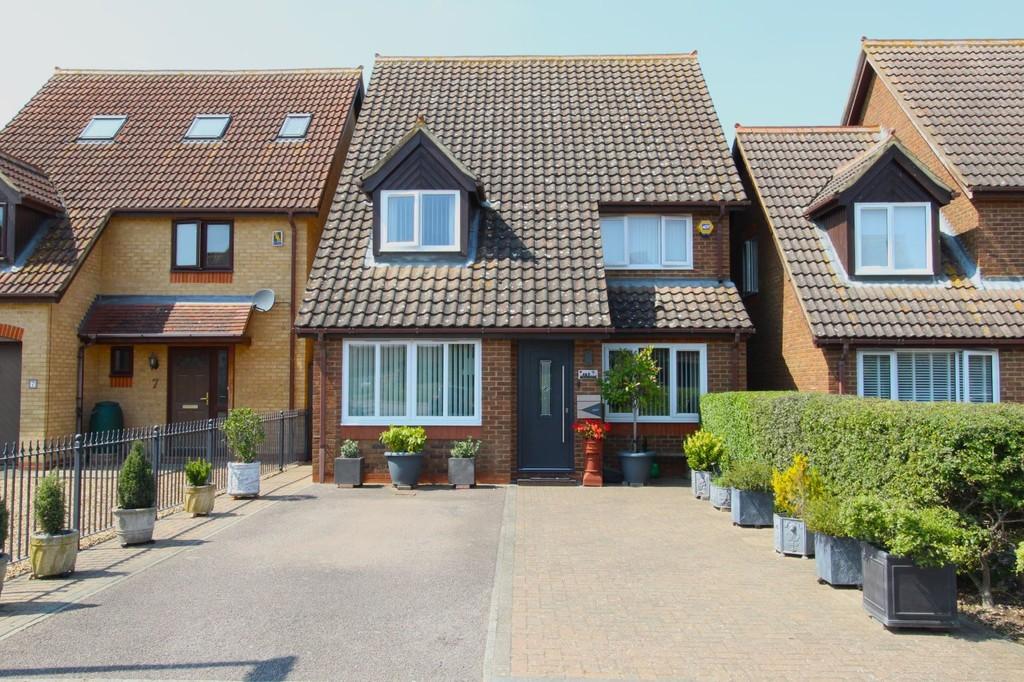 Merlin Drive, Sandy 3 bed detached house - £399,995