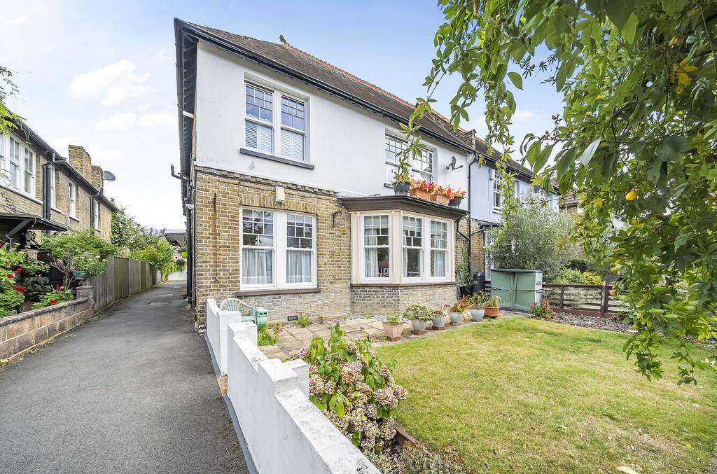Mitcham Park, Mitcham CR4 1 bed apartment - £300,000