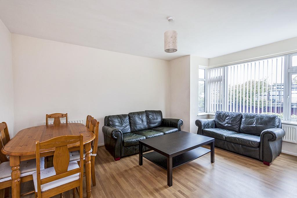 Westcombe Park Road, London SE3 2 bed flat - £1,800 pcm (£415 pw)