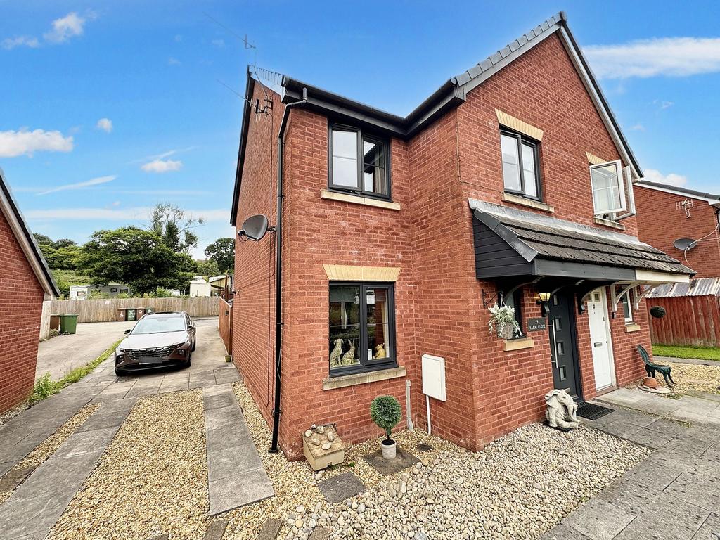 Farm Close, Hengoed CF82 3 bed house - £220,000