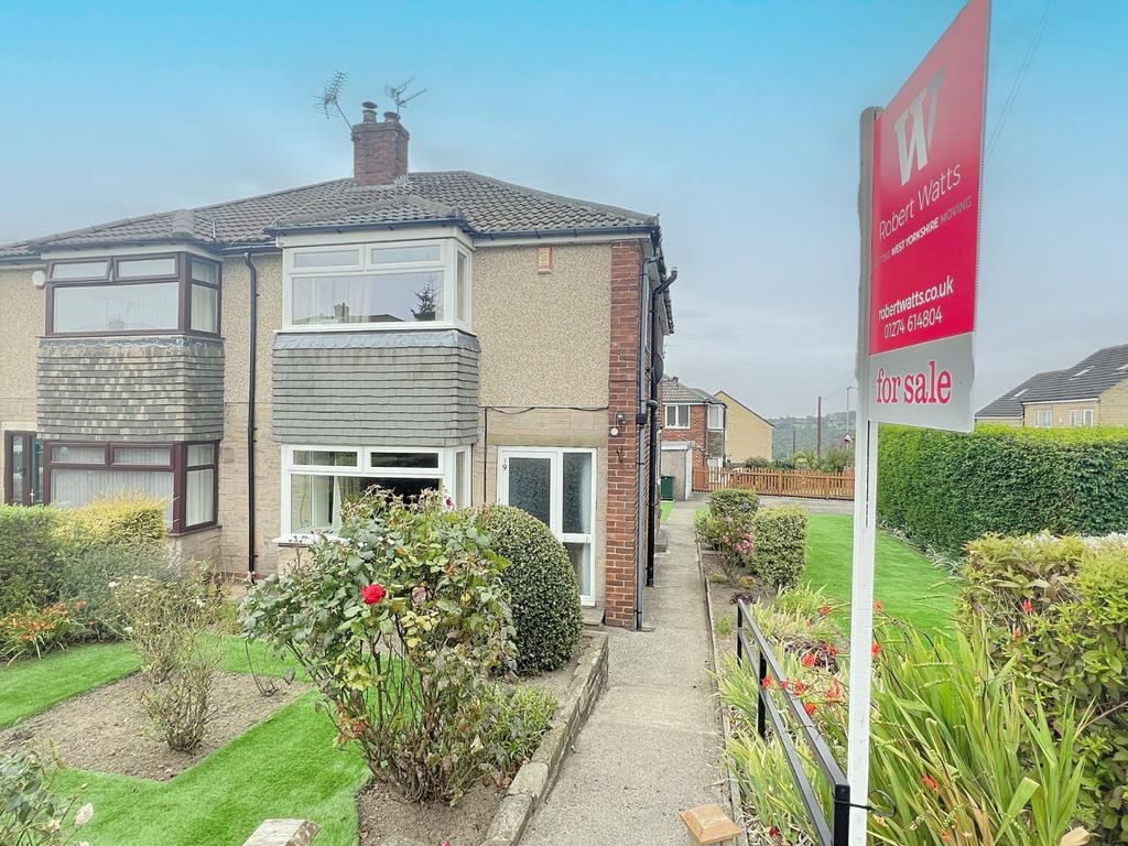 Hall Avenue, Eccleshill, Bradford, BD2 3 bed semi-detached house - £220,000