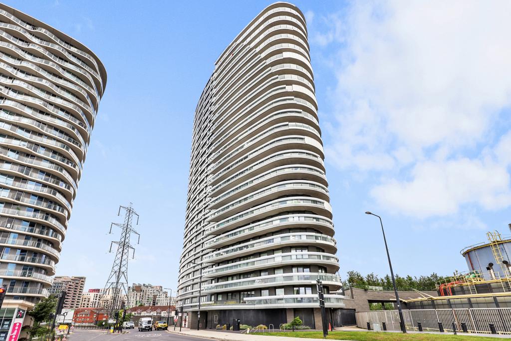 Gateway Tower, Western Gateway, E16 1YN 2 bed flat - £2,450 pcm (£565 pw)