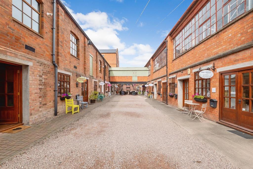 Blackminster Business Park... Retail property (high street) - £600 pcm ...
