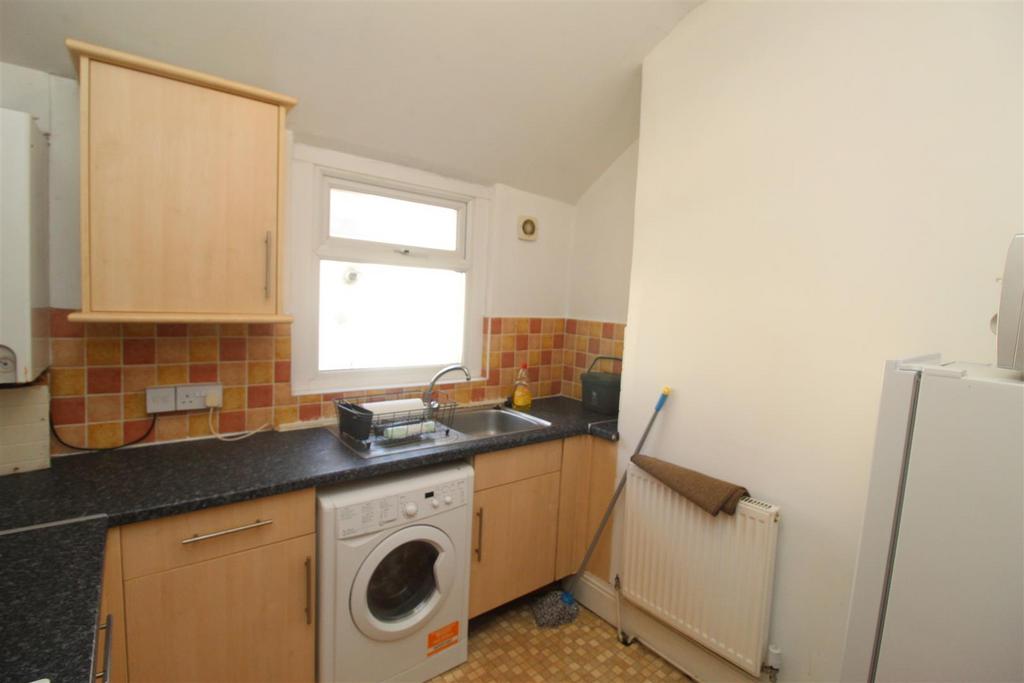 North Road, Cardiff CF14 2 bed flat - £1,100 pcm (£254 pw)