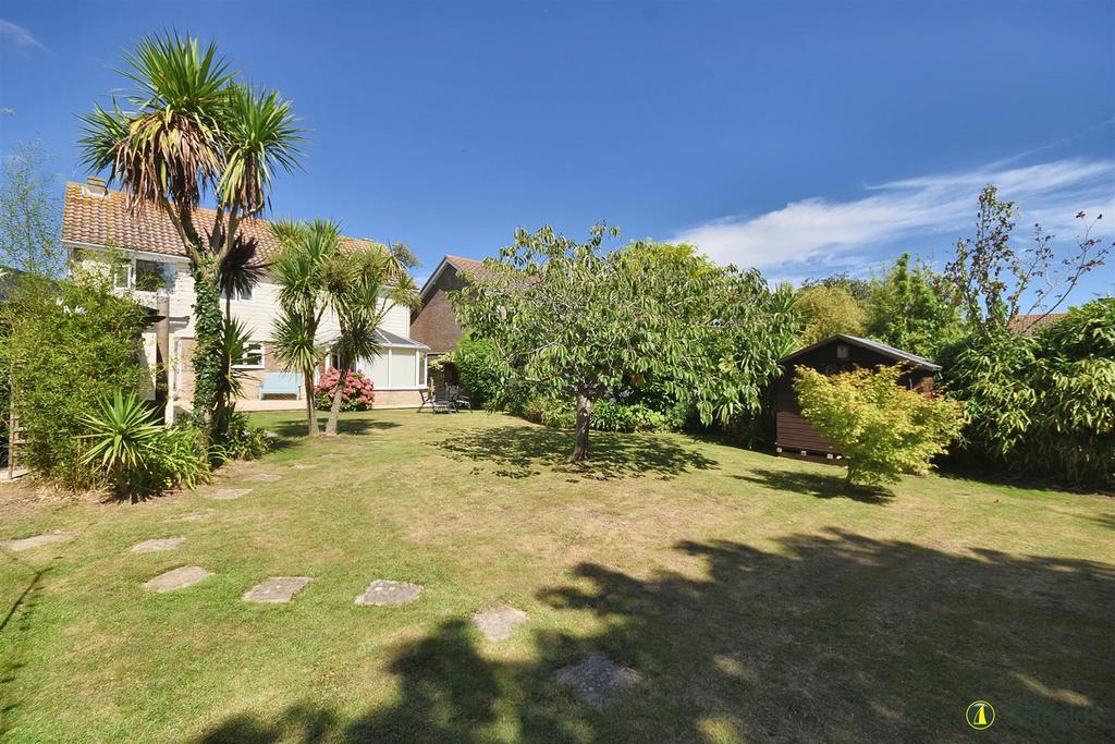 Crossway, Bembridge, PO35 5RE 3 bed detached house - £550,000