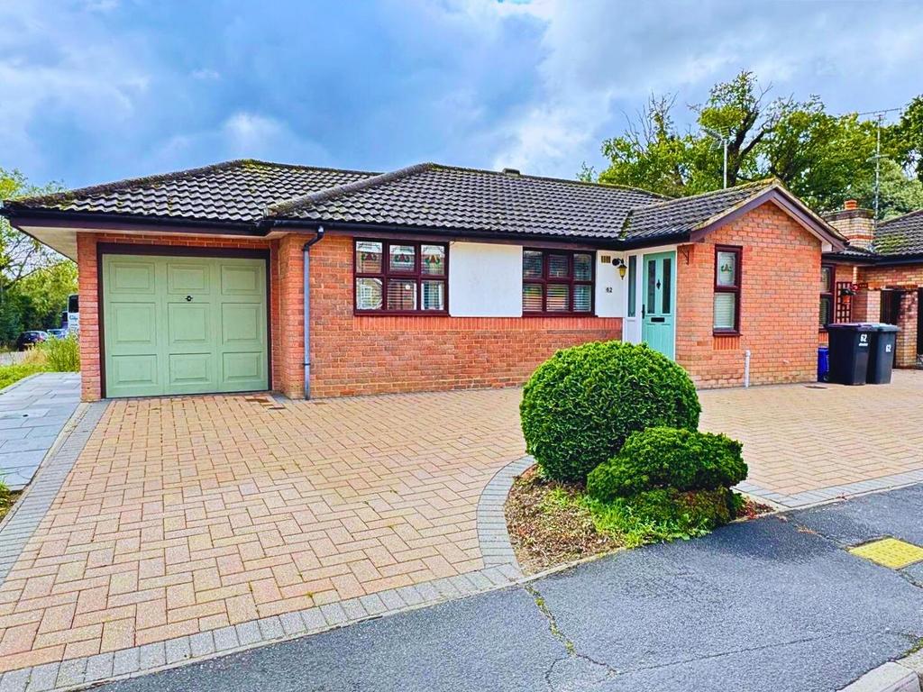 Alexandra Road, Rayleigh 3 bed detached bungalow - £435,000