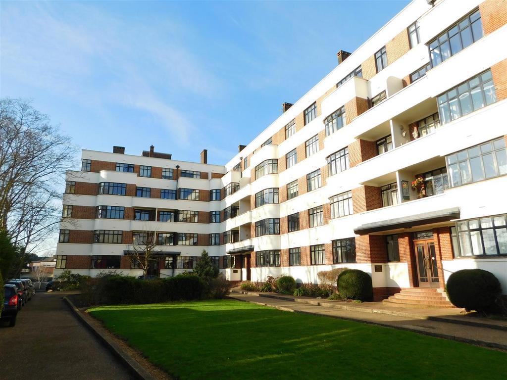 Crescent Court, Surbiton 2 bed flat - £1,650 pcm (£381 pw)