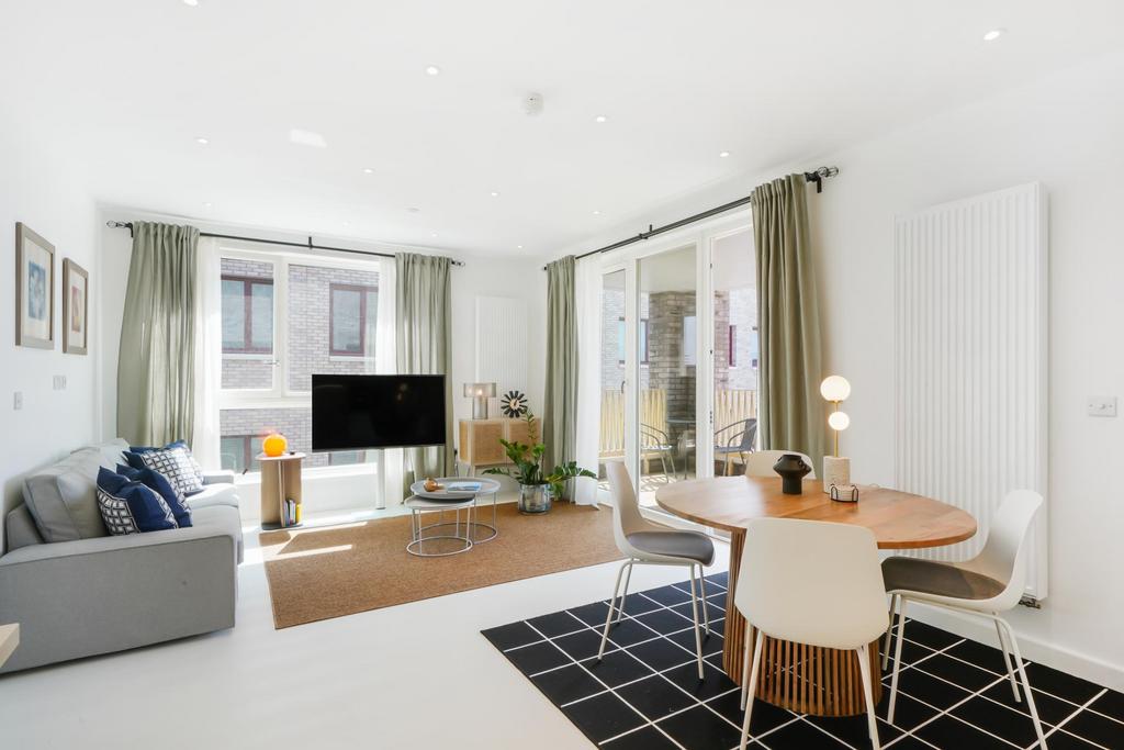 Rose Apartments, Frogley Park... 2 bed apartment - £2,150 pcm (£496 pw)